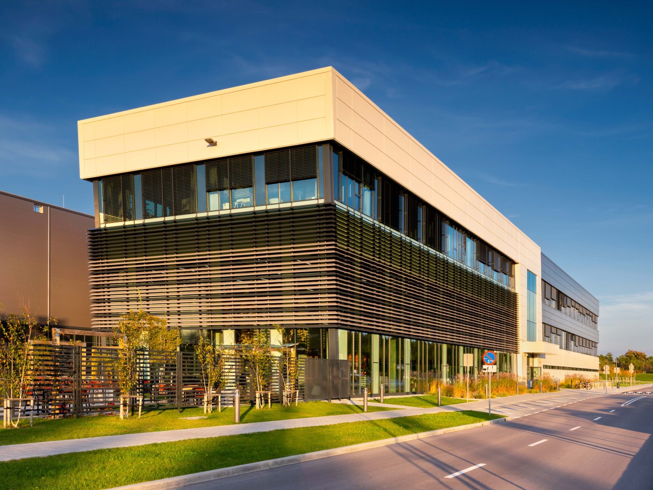 Budova EME AERO v obci Jasionka