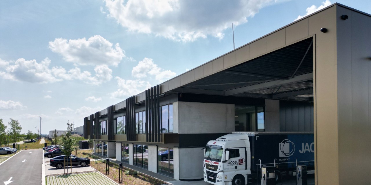 Gevelpanelen met speciale coating voor Jacobs Transport in Genk ...