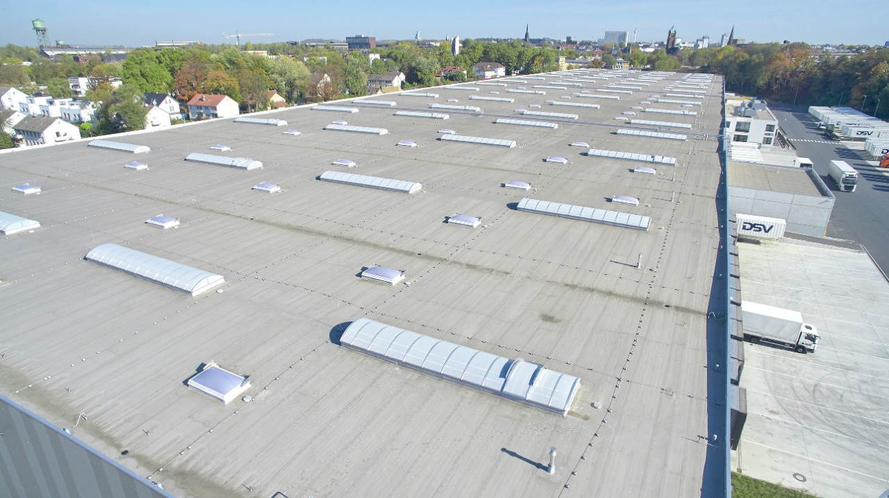 Tageslicht- und Dachsicherungskonzept für DSV Logistiklager | Kingspan DE