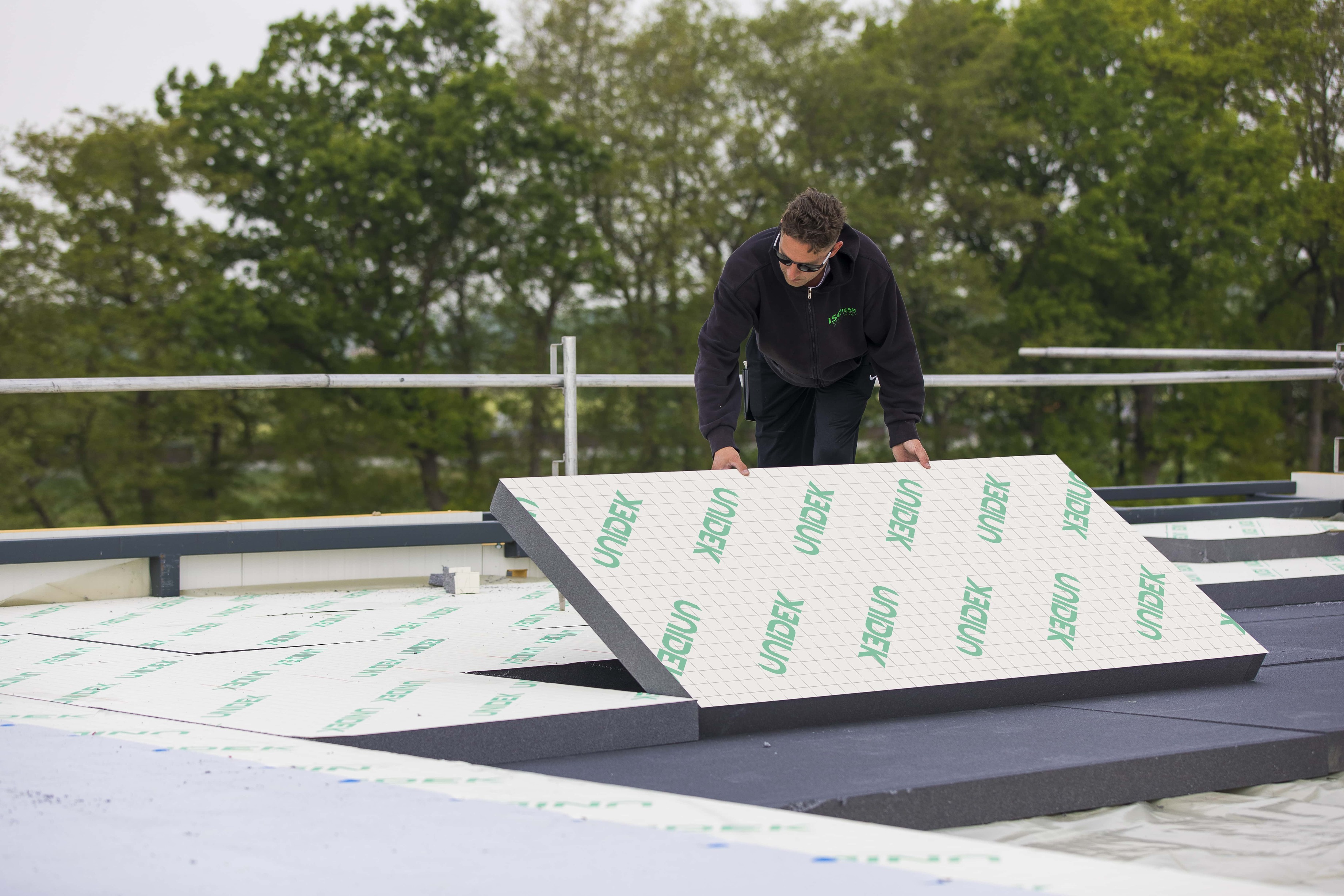 Plat dak isoleren: binnen of buitenzijde? | Kingspan NL