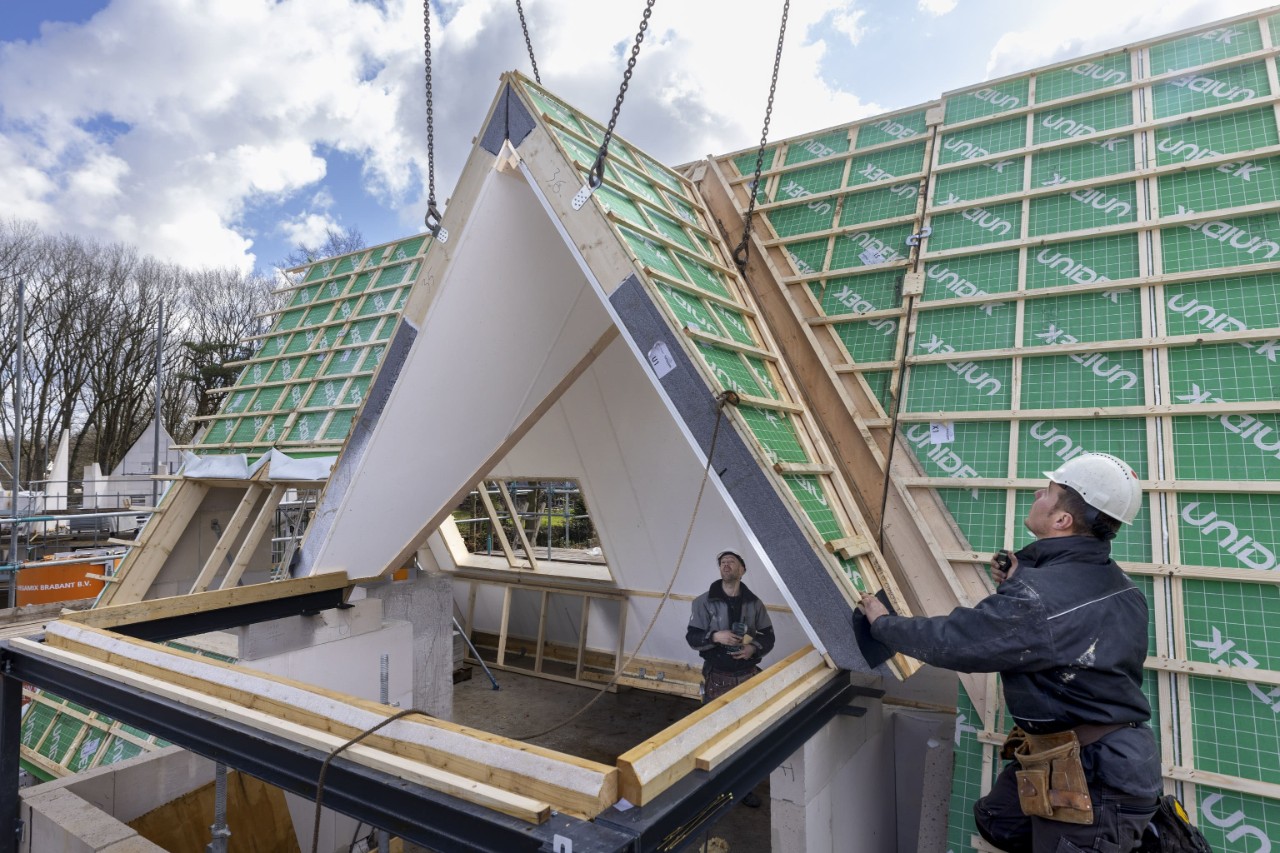 Prefab scharnierdaken op villawoning Eindhoven | Kingspan NL