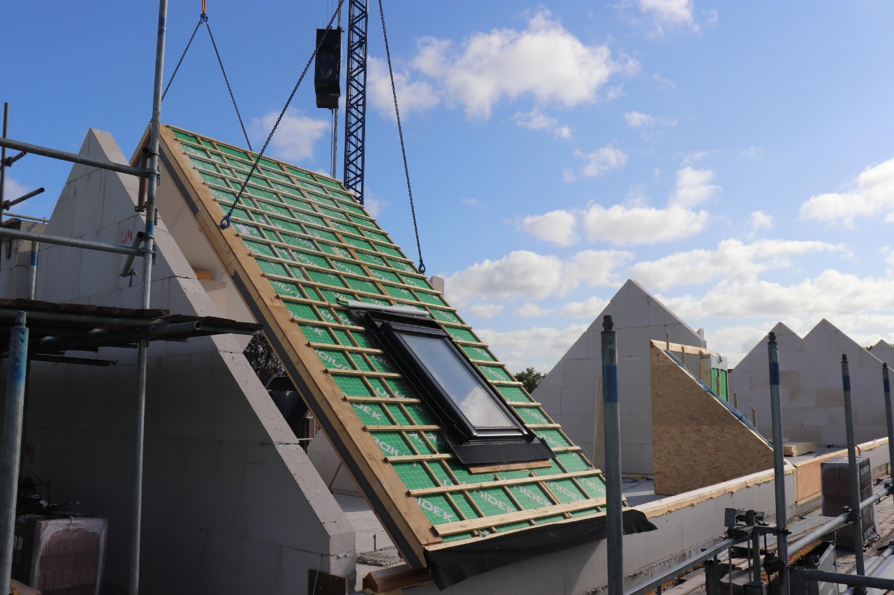 Realisatie historisch getint woongebouw met Unidek Scharnierkappen ...