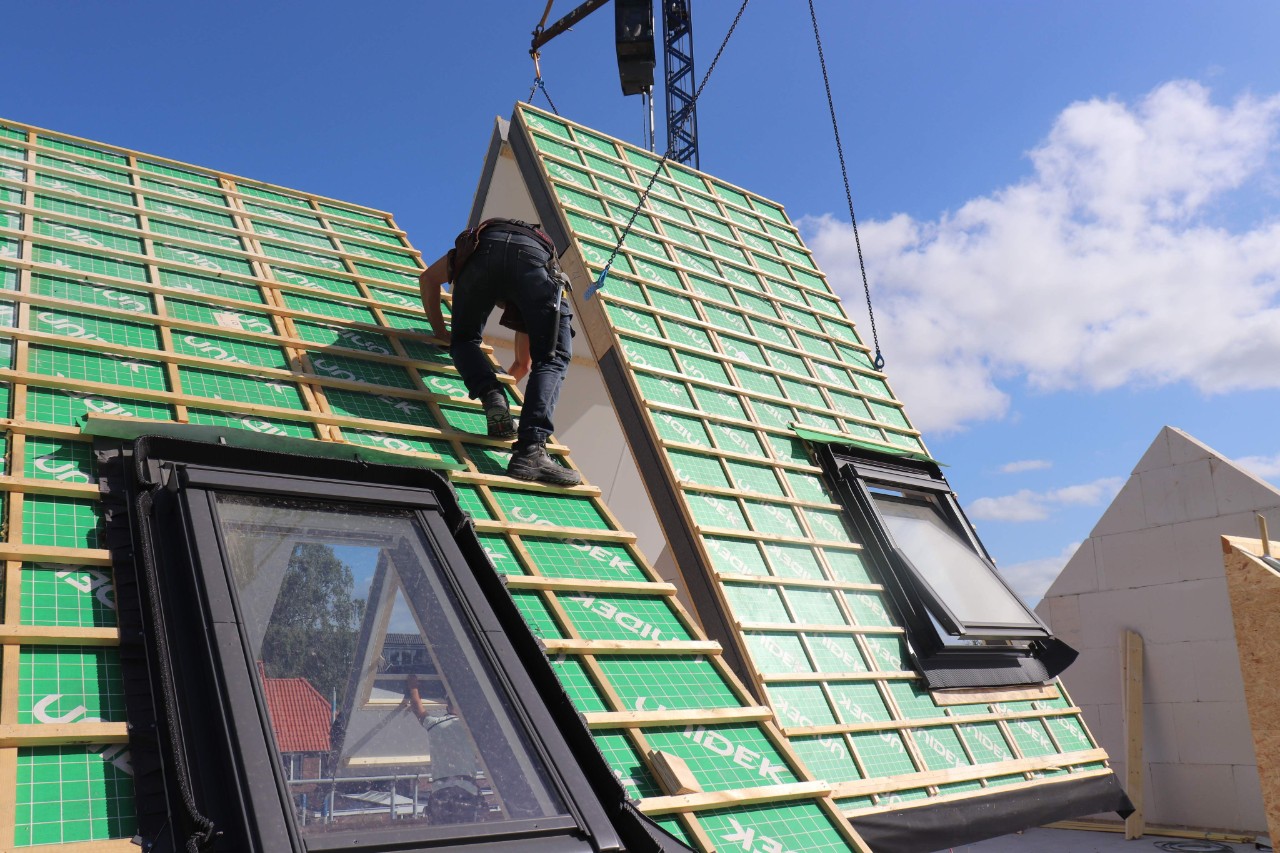 Realisatie historisch getint woongebouw met Unidek Scharnierkappen ...