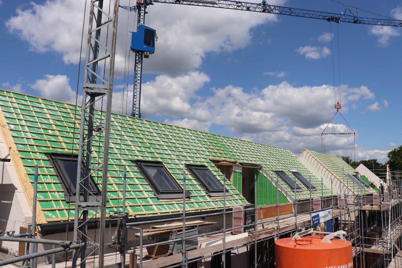 Realisatie historisch getint woongebouw met Unidek Scharnierkappen ...