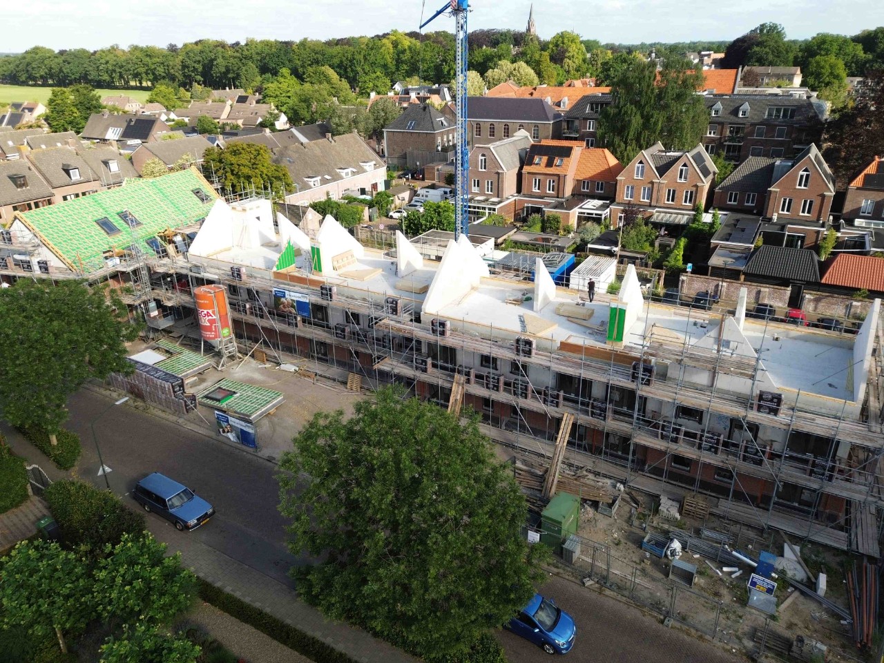 Realisatie historisch getint woongebouw met Unidek Scharnierkappen ...