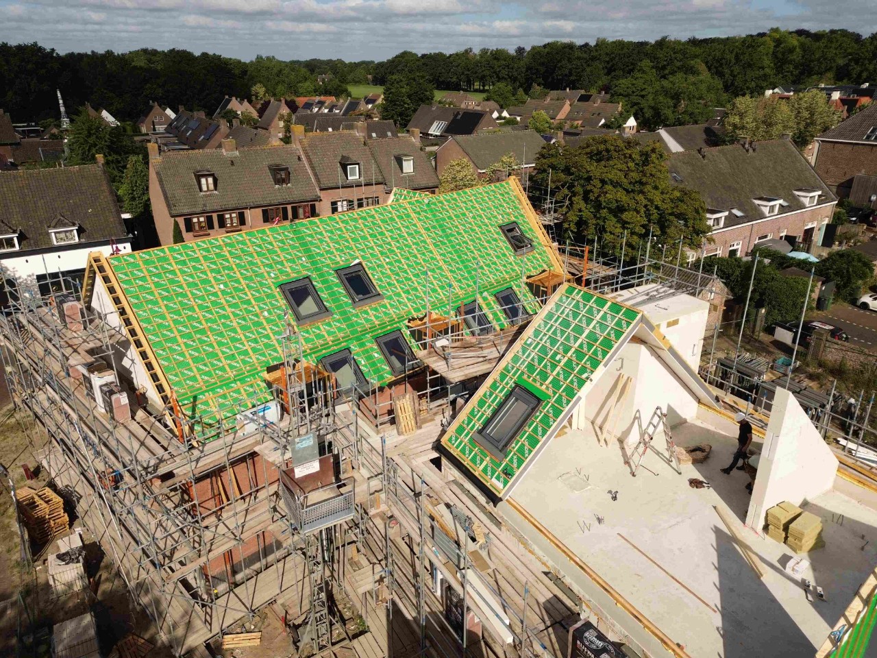 Realisatie historisch getint woongebouw met Unidek Scharnierkappen ...