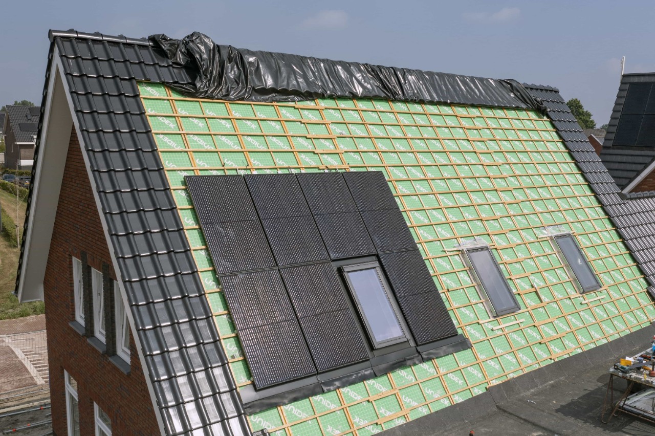 Unidek Aero Deluxe met indak zonnepanelen | Kingspan NL