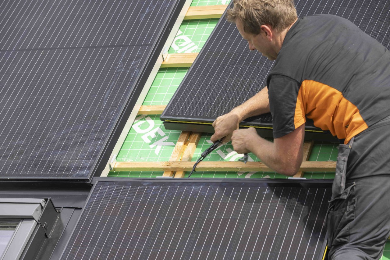 Unidek Aero Deluxe met indak zonnepanelen | Kingspan NL