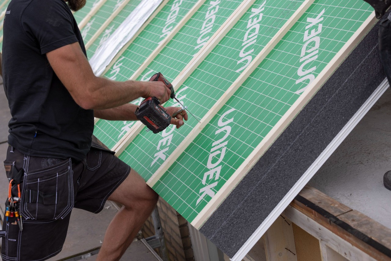 Grootschalige renovatie met Unidek Aero Light dakelementen in Geldrop ...