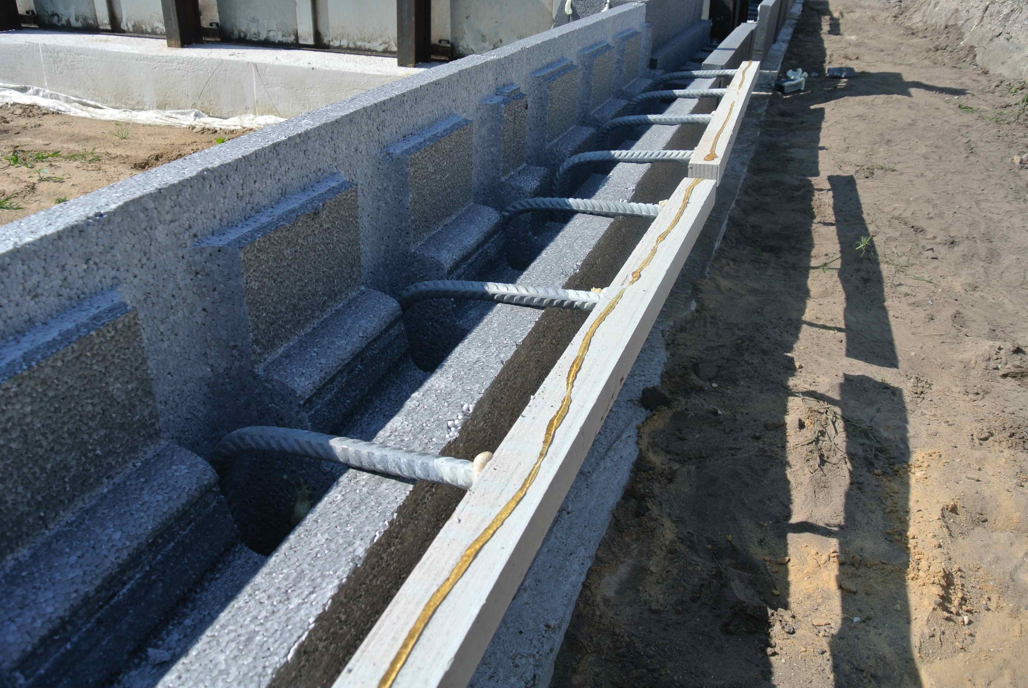 Koudebruggen voorkomen tussen fundering en gevel | Kingspan NL