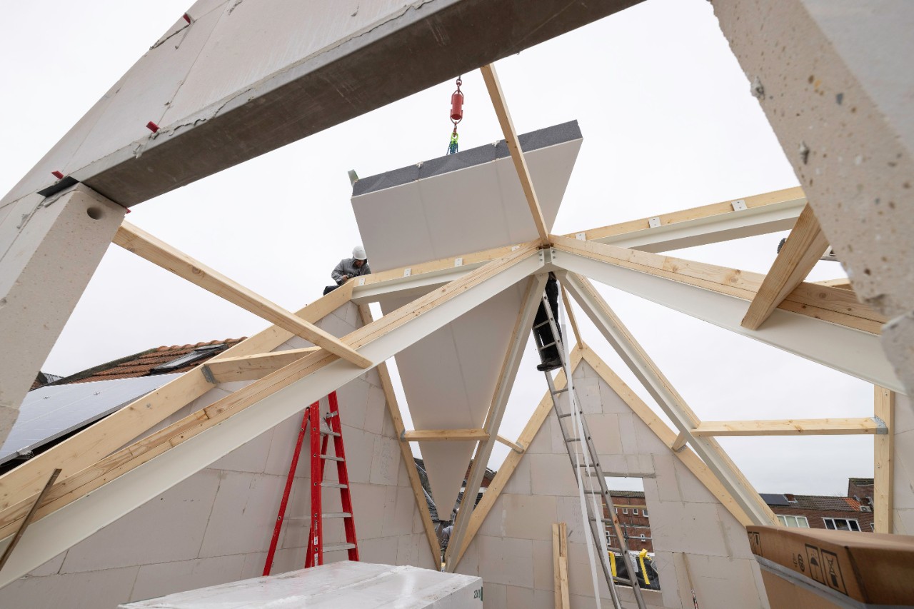 Tijdwinst en minder afval dankzij gekoppelde dakelementen in combinatie ...
