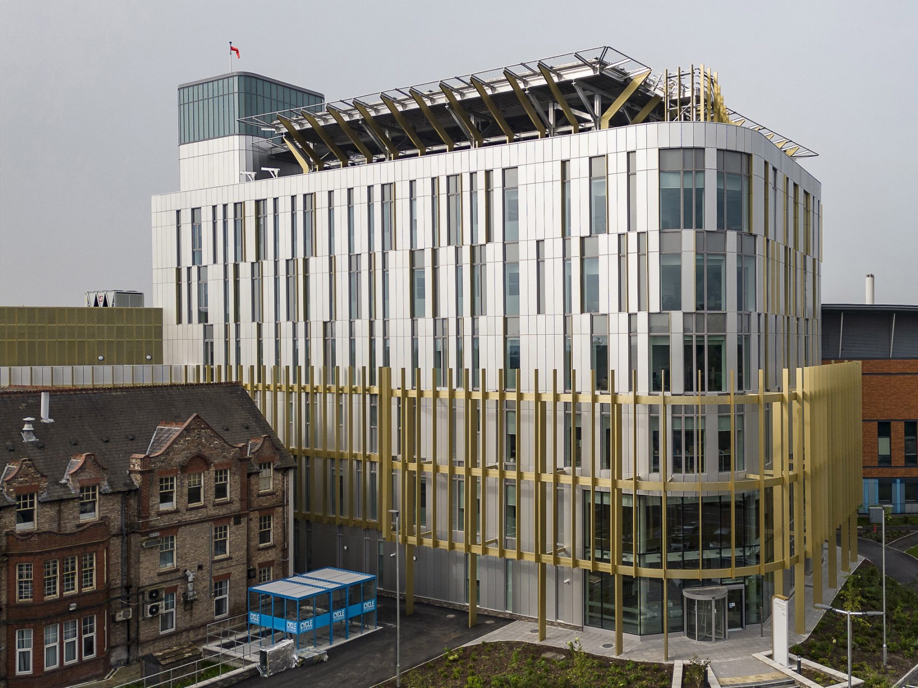 Insulating facades with a close boundary wall | Kingspan GB