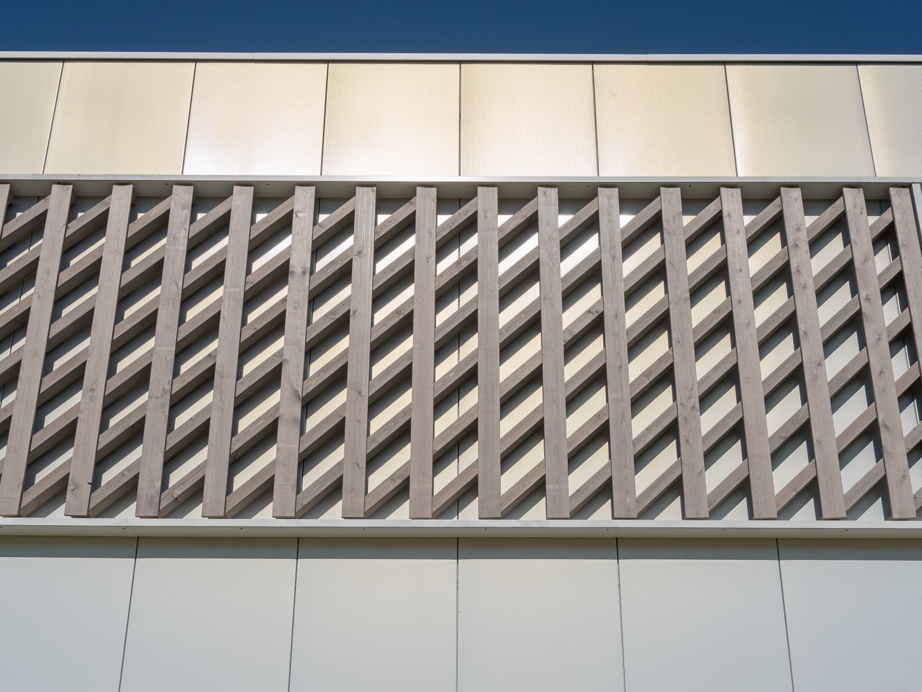 De juiste kleur en coating op sandwichpanelen voor uw gebouw | Kingspan NL