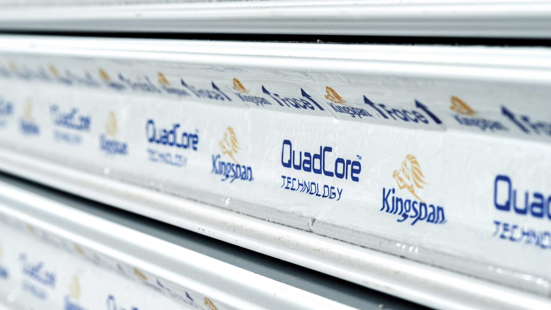 Hellend dak isoleren met geïsoleerde sandwichpanelen | Kingspan NL